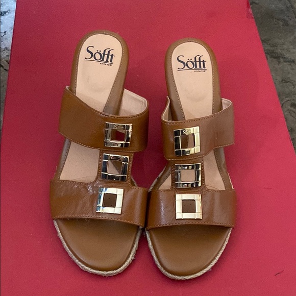 Sofft | Shoes | Sofft Leather Camel Gold Logo Slide Very Comfortable ...
